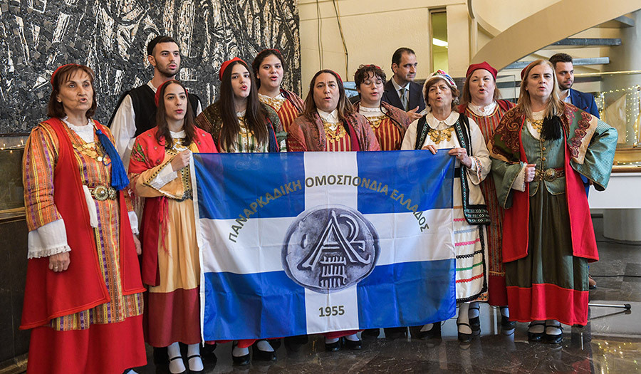 Η Παναρκαδική Ομοσπονδία έψαλλε τα κάλαντα στον Περισσό – Έσυρε τον ...