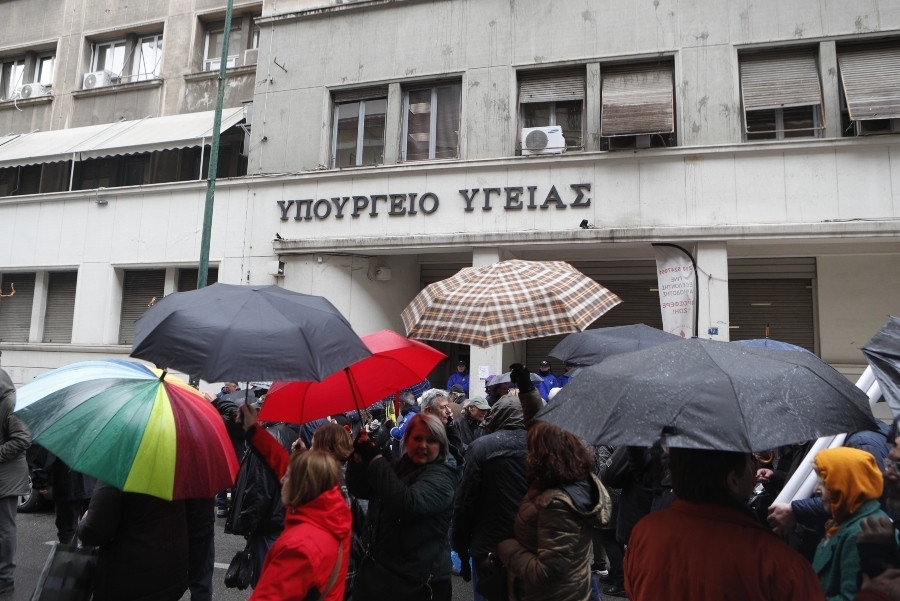 Διαμαρτυρία συνταξιούχων στο κέντρο της Αθήνας παρά τη βροχή - «Δεν ...